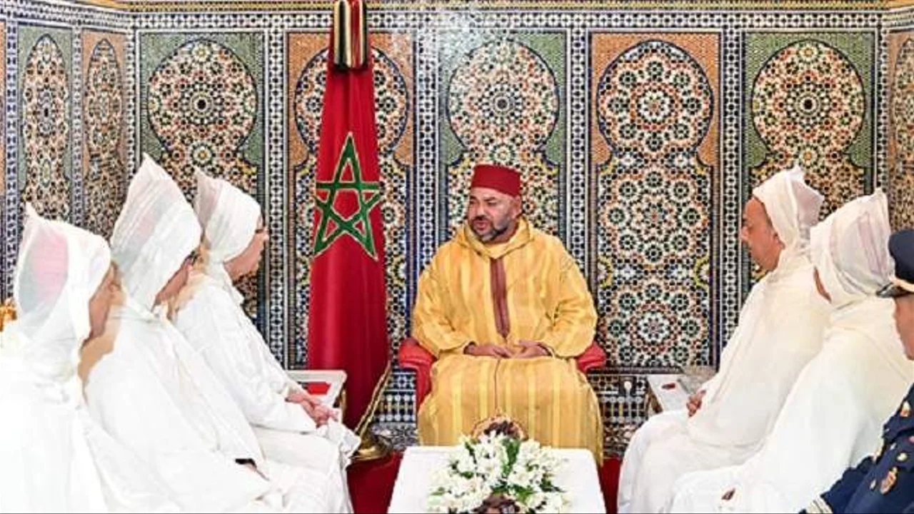 أمير المؤمنين يستقبل أعضاء الوفد الرسمي المتوجه إلى الحج